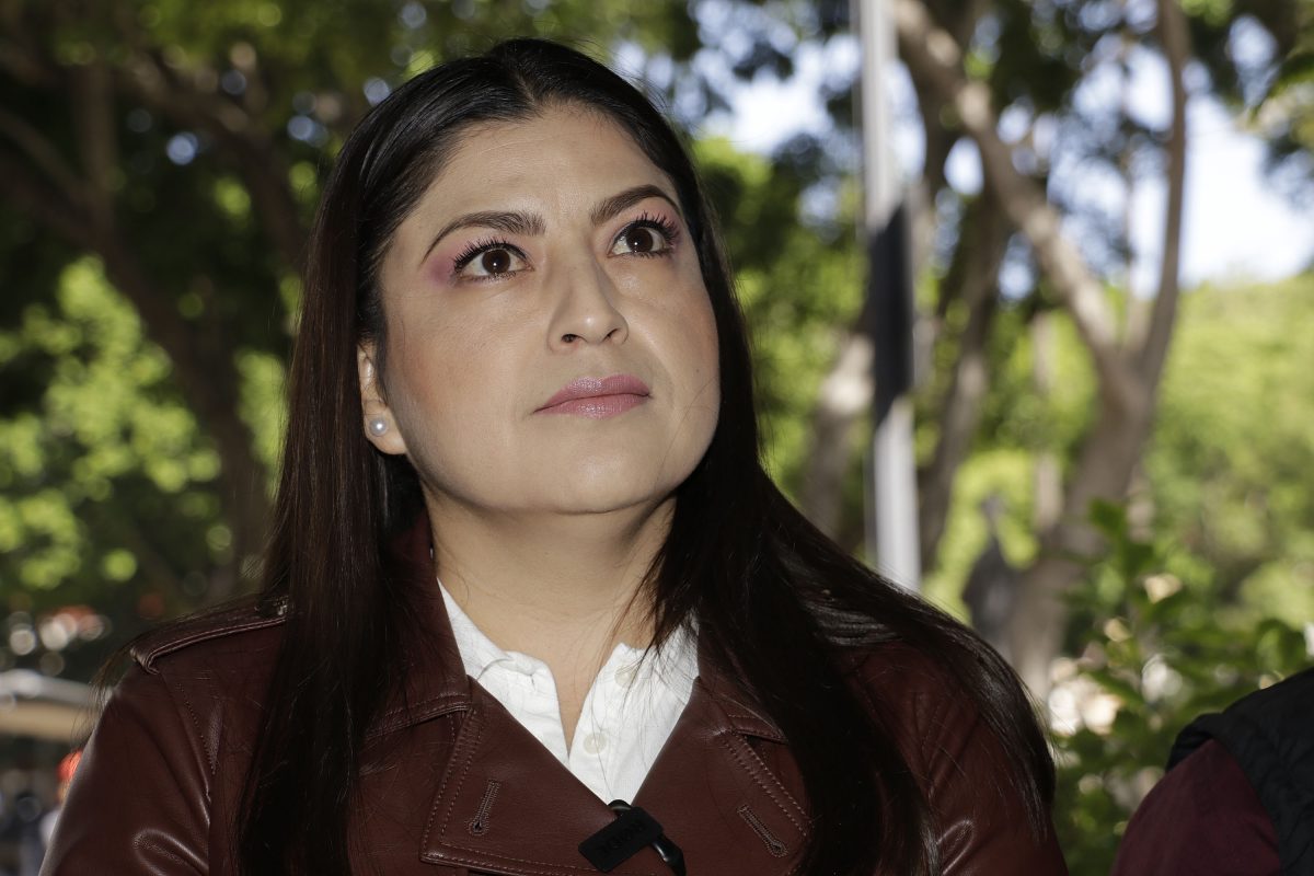 Hay quienes se juntan con personas de dudosa trayectoria, yo voy con ...